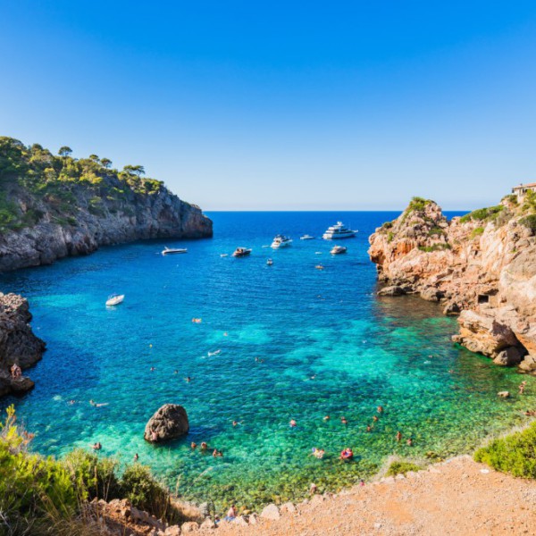 Cala Llamp - rotsstrand met luxe beach club in prachtige baai