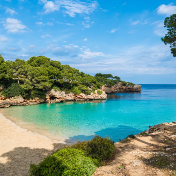 Cala Llamp - rotsstrand met luxe beach club in prachtige baai