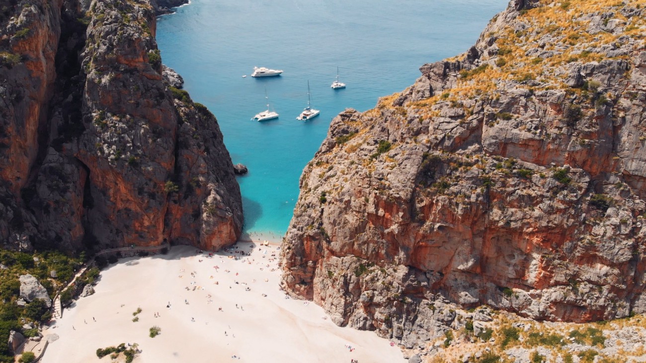 Strand Sa Calobra en Torrent de Pareis in het noordwesten van Mallorca